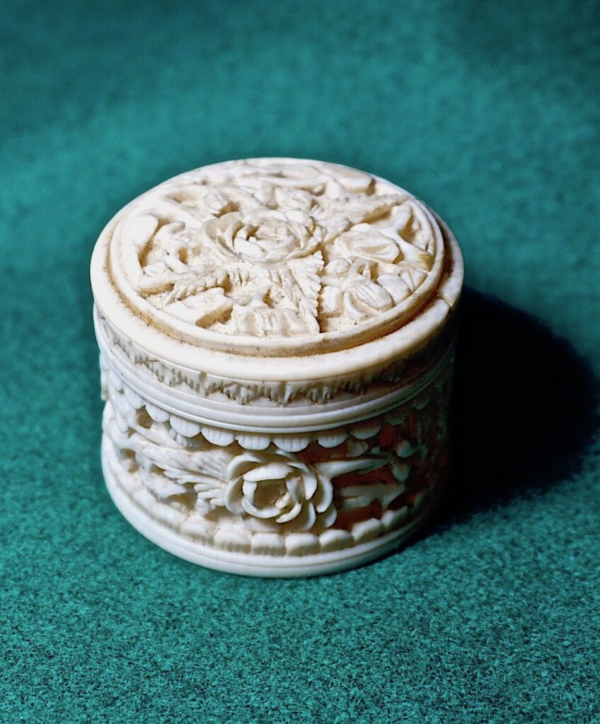 Antique Cantonese Ivory Hand Carved Box, 1900 • Antiche Curiosità